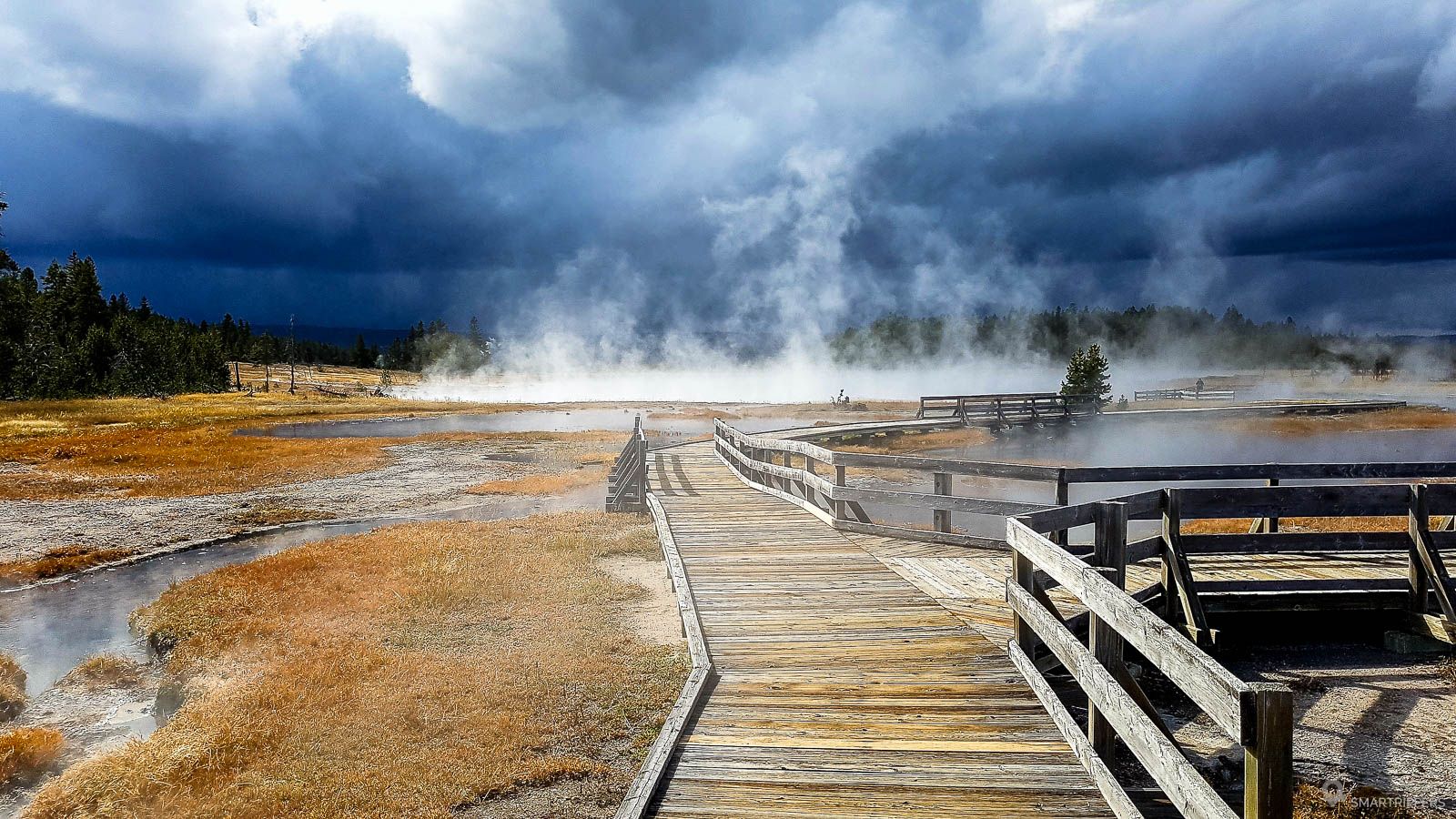 Firehole Lake Drive: geysers and hot lakes - Smartrippers