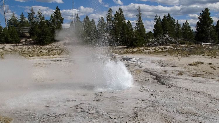 Fountain Paint Pot: active geysers and mud ponds - Smartrippers